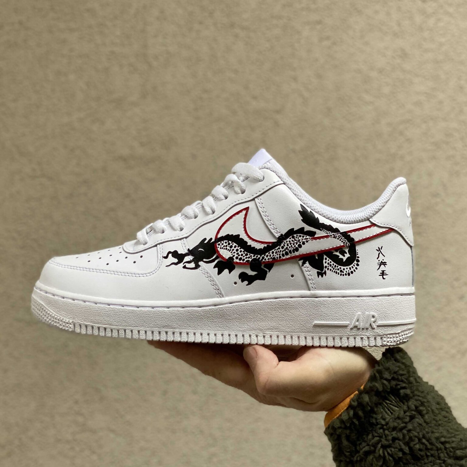 Nike Air Force One Custom Red e Black Dragon | LLab Scarpe Custom
