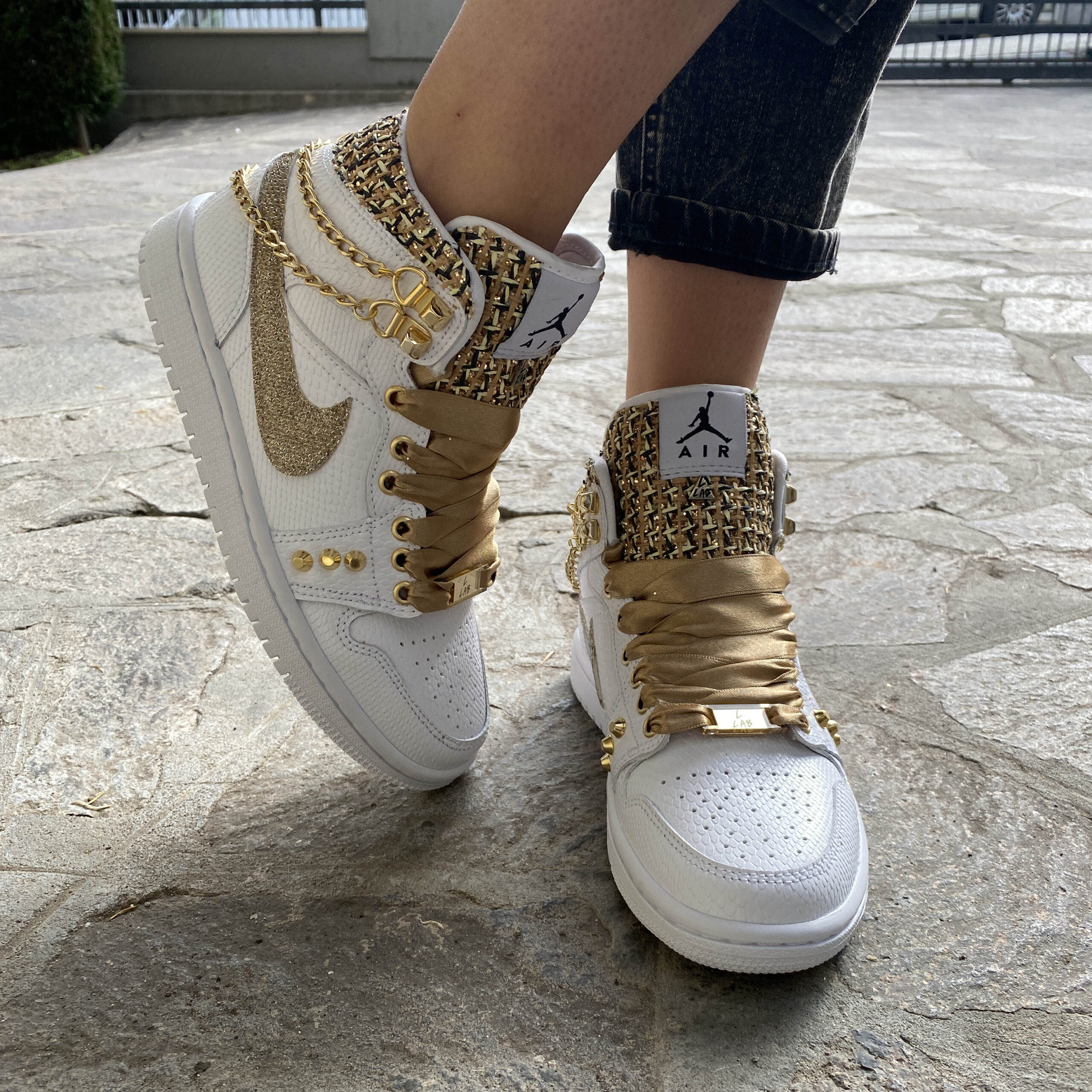 Nike Jordan 1 Custom Swoosh Glitter Oro e Borchie | LLab Scarpe Custom